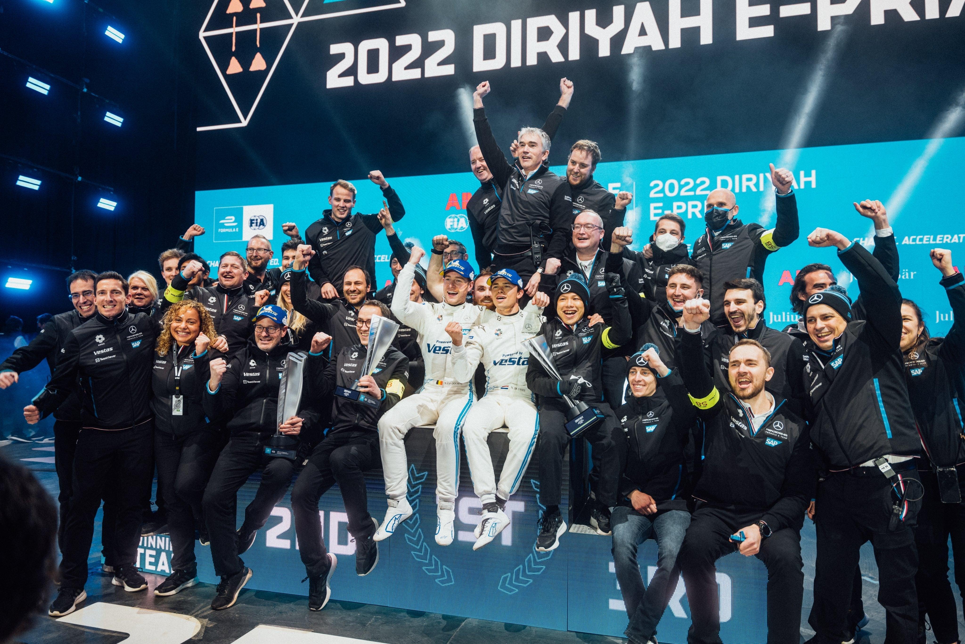 NYCK DE VRIES EDGES TEAM-MATE STOFFEL VANDOORNE IN DIRIYAH FIA FORMULA ...